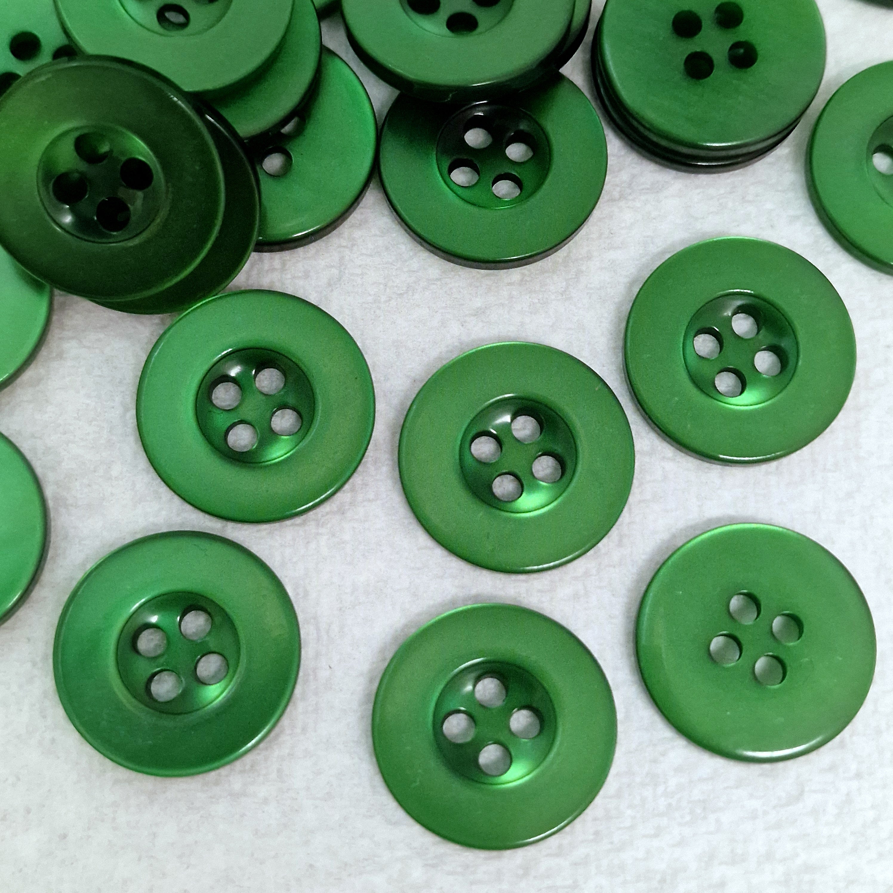 MajorCrafts 40pcs 18mm Emerald Green Pearlescent 4 Holes Round Resin Sewing Button