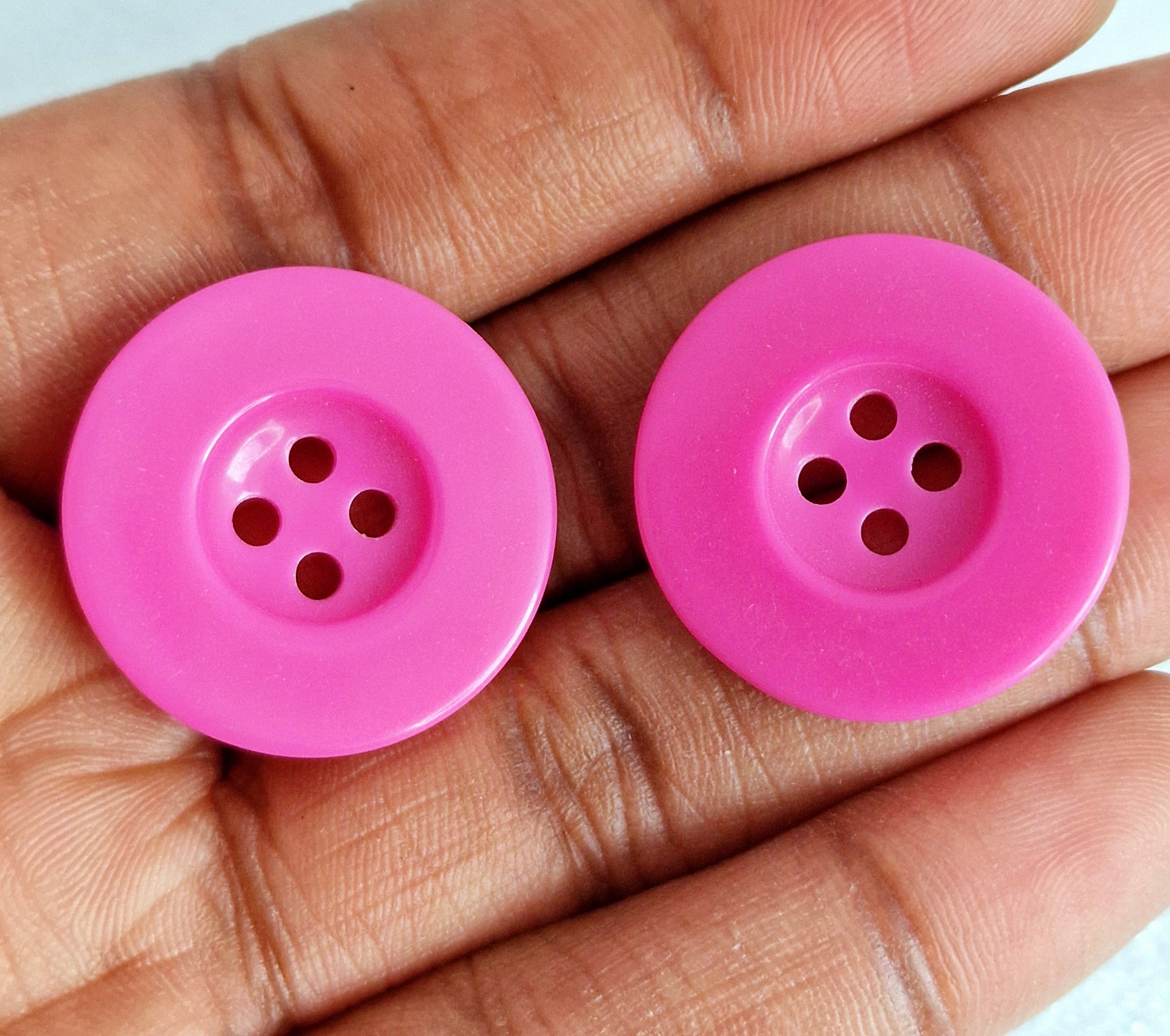 MajorCrafts 16pcs 25mm Hot Pink 4 Holes Round Resin Sewing Buttons