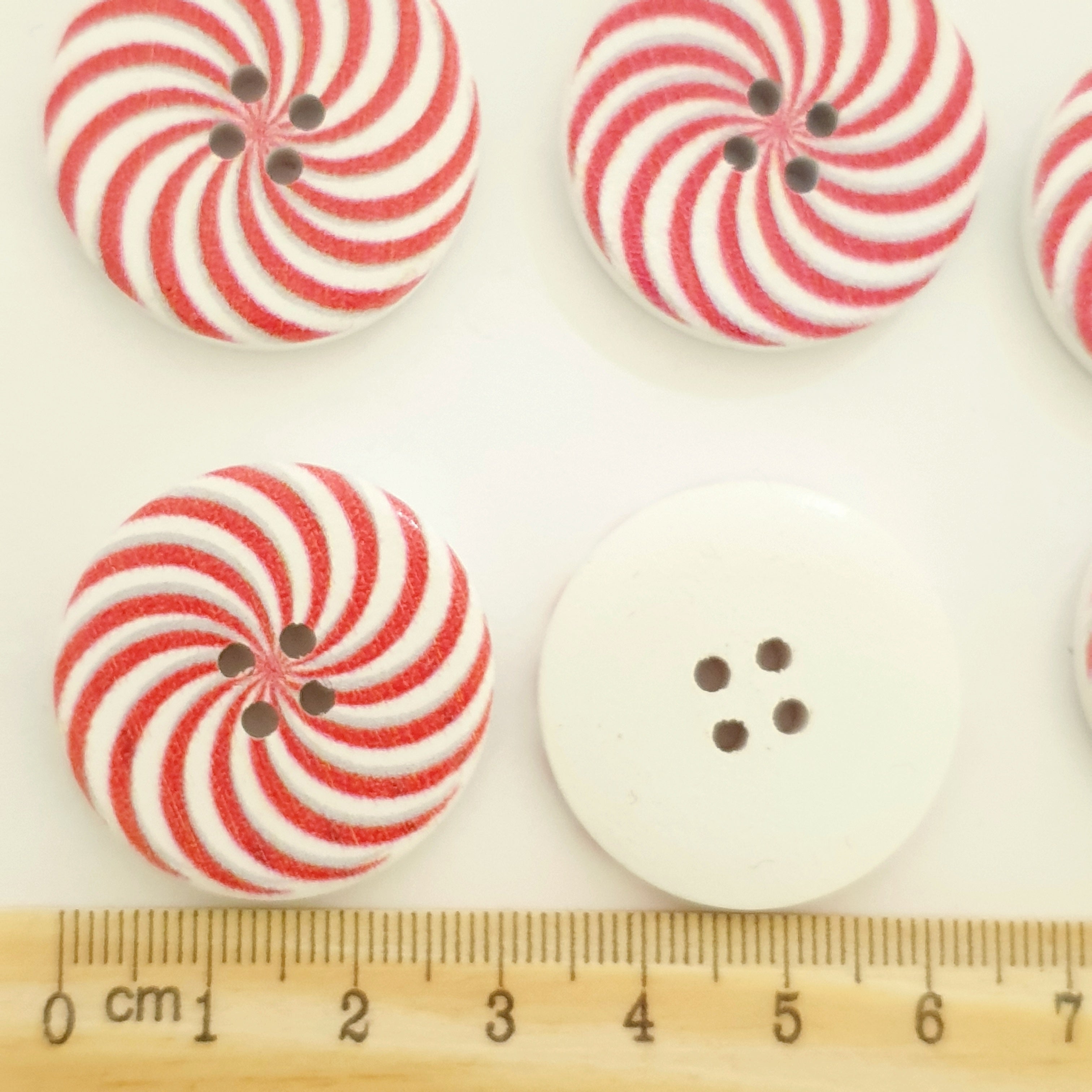 MajorCrafts 16pcs 30mm Red White Spiral Pattern 4 Holes Large Wooden Sewing Buttons